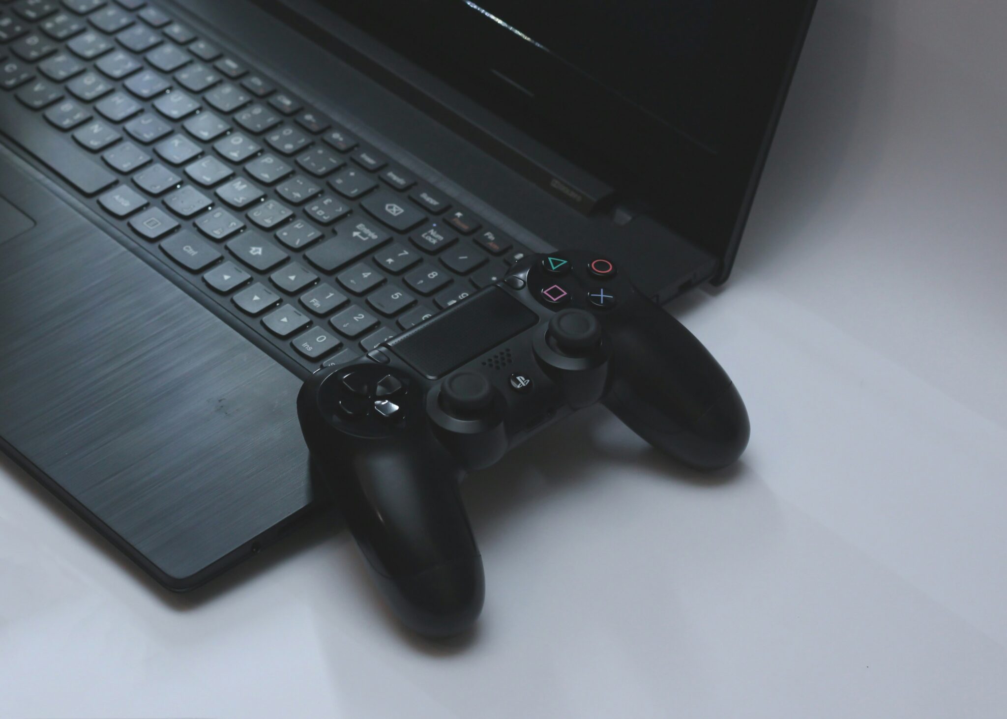 Console Vs PC: Which is Better for Gaming? | Retbit